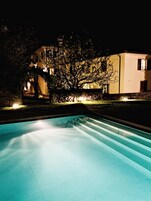 Fachada da propriedade à noite
