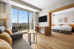 Suite, 1 quarto, varanda | Roupa hipoalergénica, edredões de penas, minibar, cofre no quarto 