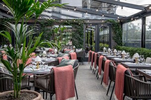 Cofres nos quartos, escrivaninha, cortinas blackout