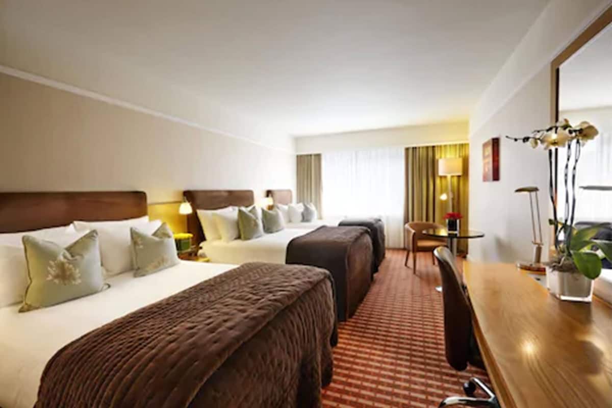 Quarto Clássico (2 Doubles 1 Single) | Cofre no quarto, secretária, cortinas/cortinados opacos 