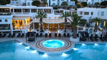 Um hotel com piscina, espreguiçadeiras e terraço solar.