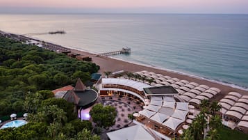 Um resort com piscina, área de estar ao ar livre e vista para a praia.
