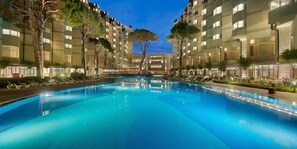 Piscina interna, piscina externa sazonal