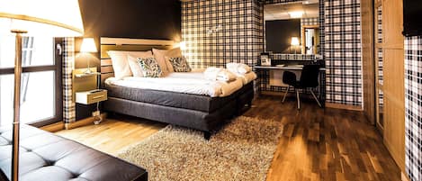 Suite, 1 cama de casal, não fumadores | Secretária, ferro/tábua de engomar, berços/camas para crianças