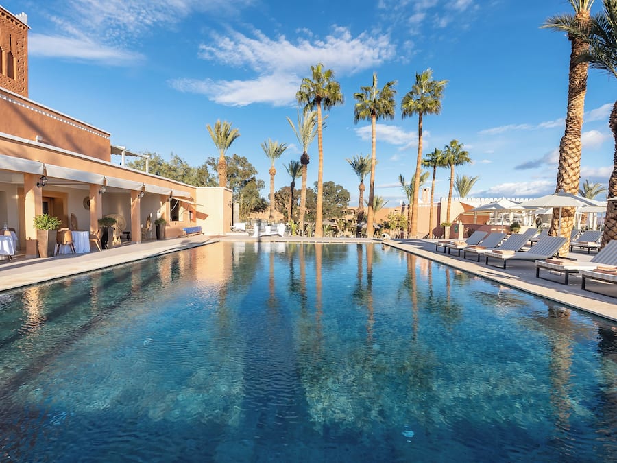 Piscina exterior, guarda-sóis