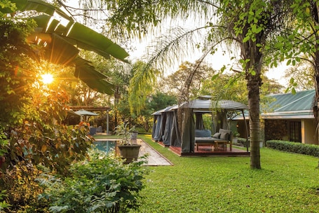 Piscina externa, guarda-sóis, espreguiçadeiras. Perry's Bridge Hollow Boutique Hotel