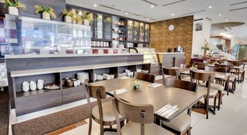 Pequeno-almoço tipo buffet diário (25 MYR por pessoa) 