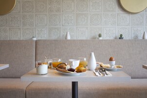 Café da manhã com buffet todos os dias (EUR 17.50 por pessoa) 