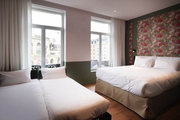 Quarto executivo | Roupas de cama antialérgicas, cofres nos quartos, escrivaninha