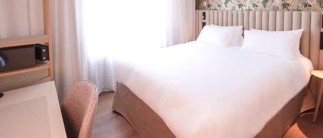 Roupa hipoalergénica, cofre no quarto, secretária