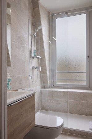 Apartamento, 1 quarto | Casa de banho | Artigos de higiene ecológicos, um secador de cabelo, toalhas fornecidas 