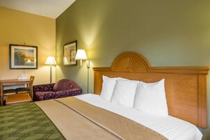 Quarto, 1 cama King, acessível, para não fumantes | Roupas de cama premium, cofres nos quartos, escrivaninha