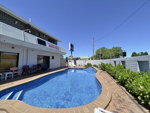 Piscina externa, barracas de cortesia, guarda-sóis