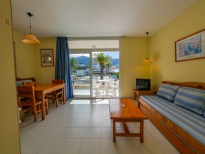 1 quarto, com mobília individualizada, cortinas/cortinados opacos