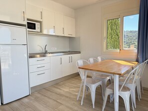 Apartamento, 2 quartos | Sala de estar | Televisor de 32 polegadas com canais via satélite 