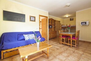 Apartamento standard, vista para o vale, ao lado da montanha | Área de estar | TV