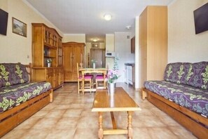 Apartamento standard, vista para o vale, ao lado da montanha | Área de estar | TV