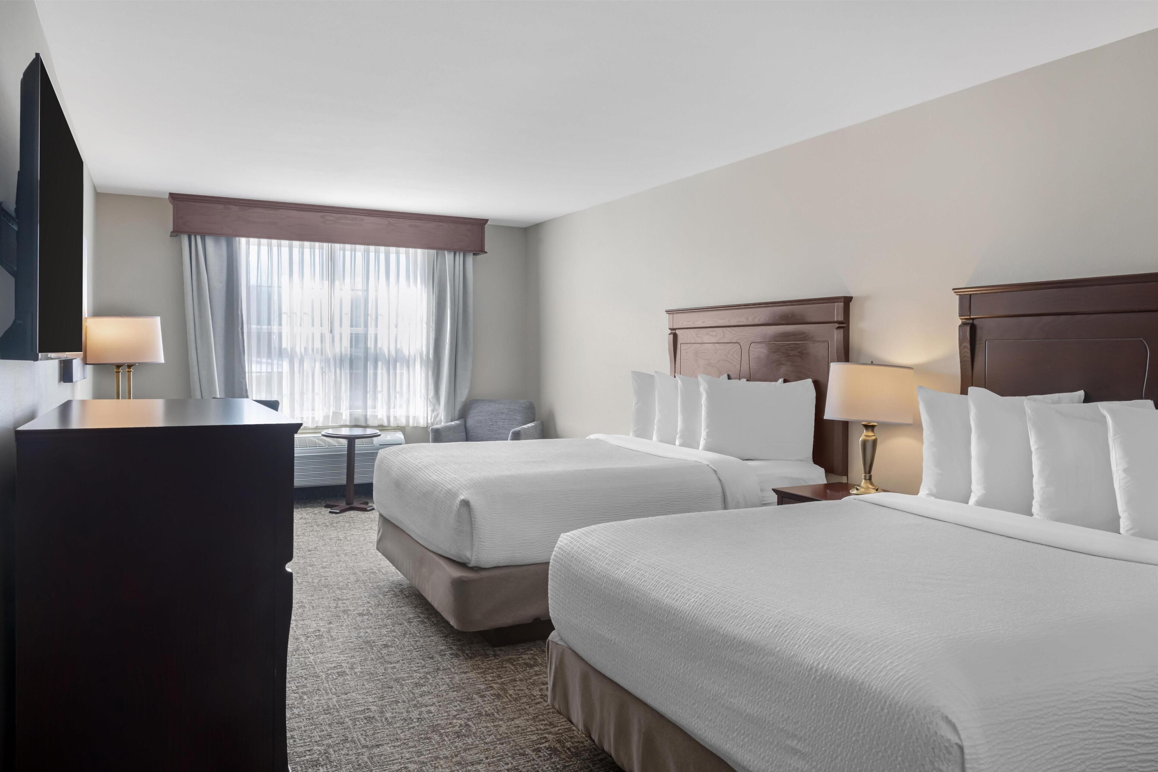 Quarto Executivo, 2 camas queen-size, não fumadores, frigorífico e micro-ondas | Edredões de penas, cofre no quarto, com decoração personalizada 