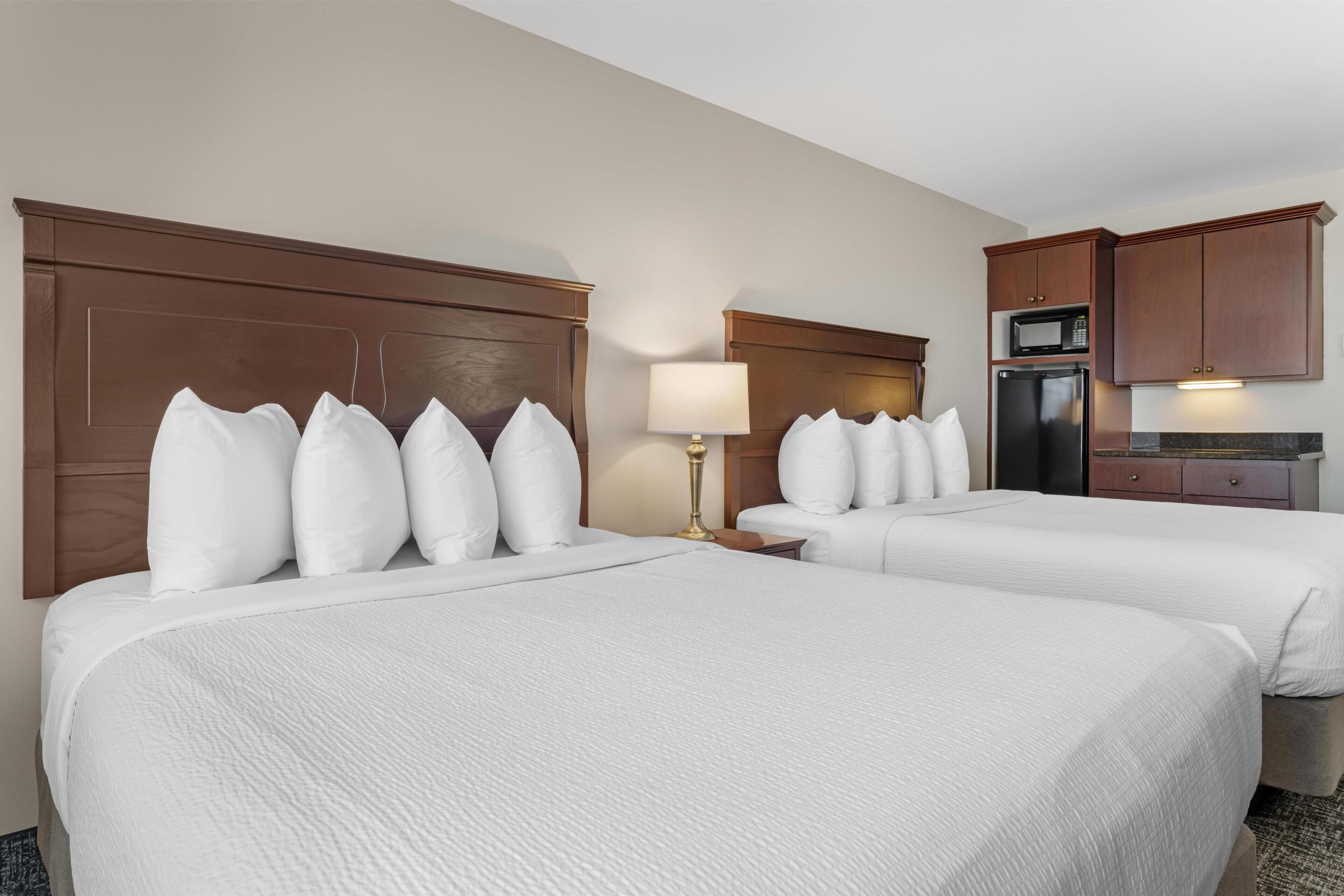 Suite, 2 camas queen-size, não fumadores, kitchenette | Edredões de penas, cofre no quarto, com decoração personalizada 