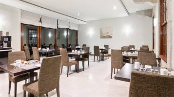 Pequeno-almoço continental diário (15 EUR por pessoa)