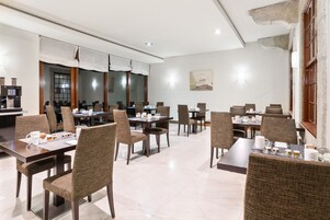Café da manhã continental todos os dias mediante uma taxa