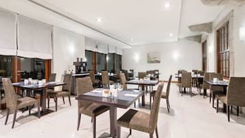 Pequeno-almoço continental diário (15 EUR por pessoa)