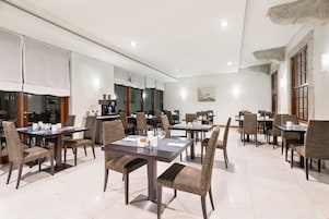Café da manhã continental todos os dias mediante uma taxa