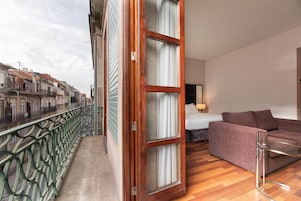 Suite Júnior | Minibar, cofre com capacidade para portátil, secretária