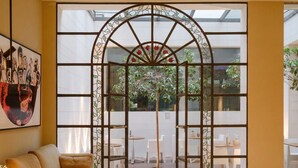Decoração moderna com porta de vidro que dá para uma área de estar externa.