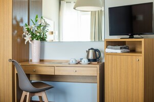 Quarto quádruplo standard | Cofres nos quartos, escrivaninha, cortinas blackout, Wi-Fi de cortesia