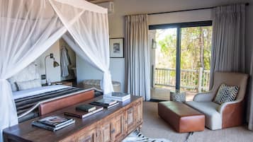 Roupa de alta qualidade, minibar, cofre no quarto, secretária