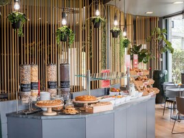 Café da manhã com buffet todos os dias (EUR 12 por pessoa) 