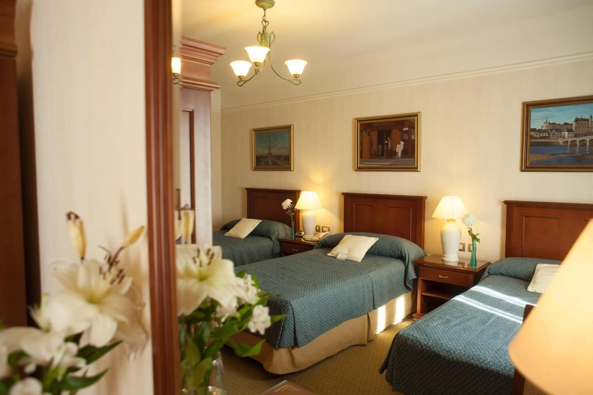 Minibar, cofre no quarto, secretária, quartos insonorizados