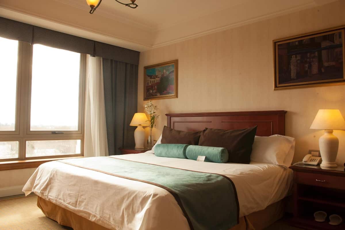 Minibar, cofre no quarto, secretária, quartos insonorizados