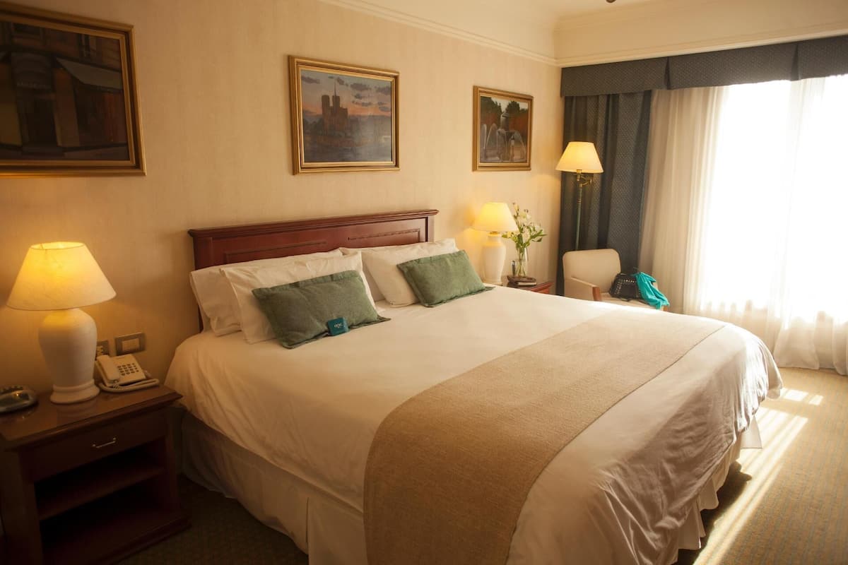 Minibar, cofre no quarto, secretária, quartos insonorizados