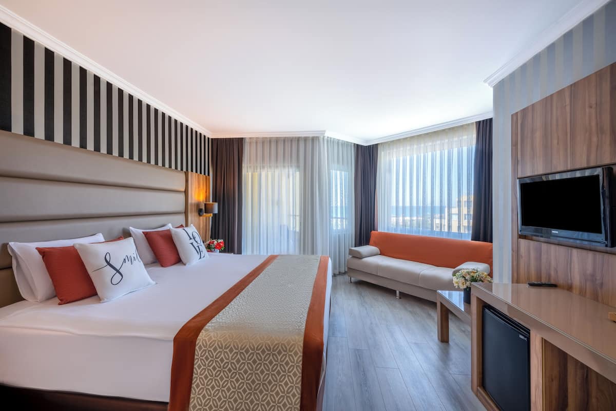 Minibar grátis, cofre no quarto, secretária 