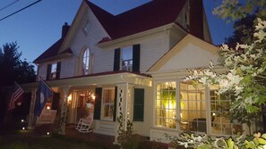 Fachada do alojamento (tarde/noite)