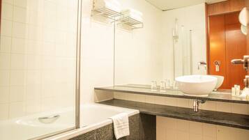 Uma banheira, artigos de higiene pessoal grátis, um secador de cabelo