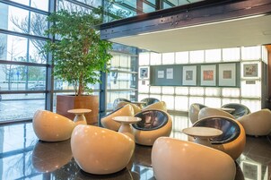 Interior moderno com assentos diferenciados e uma janela ampla.