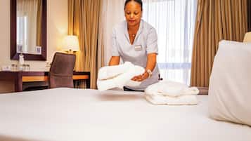 Minibar, cofre no quarto, secretária, cortinas/cortinados opacos