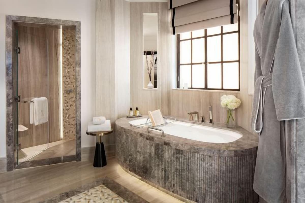 Casa de banho | Produtos de higiene exclusivos, um secador de cabelo, roupões, chinelos 