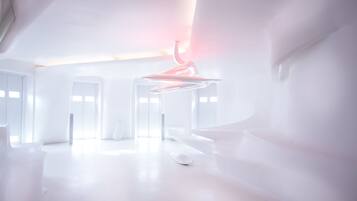 Quarto moderno e minimalista, com esquema de cores branco, destacando uma luminária curva e design contemporâneo elegante.