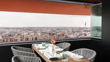 2 restaurantes: servem pequenos-almoços, almoços e jantares