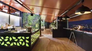 2 restaurantes: servem pequenos-almoços, almoços e jantares
