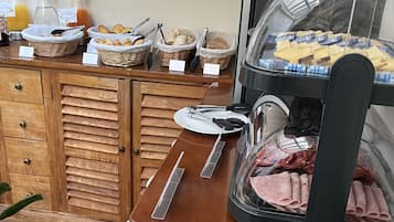 Pequeno-almoço continental diário (14 EUR por pessoa)