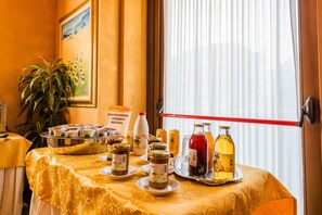 Pequeno-almoço tipo buffet diário mediante uma taxa 