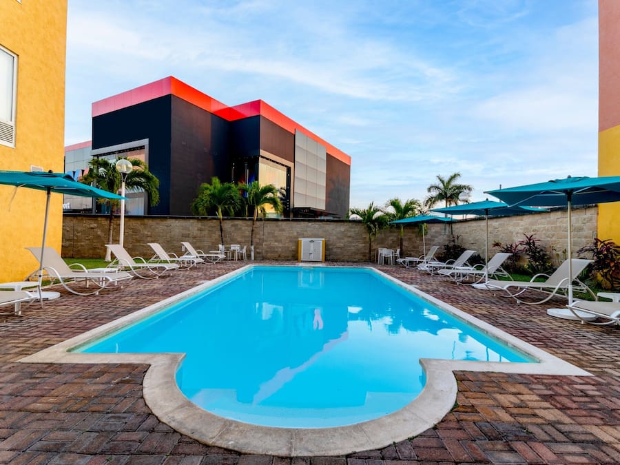 Piscina externa, funciona das 8h às 20h, guarda-sóis, espreguiçadeiras