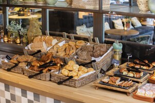 Café da manhã com buffet todos os dias mediante uma taxa