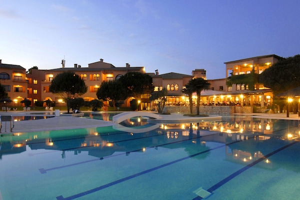 Piscina externa sazonal, funciona das 10h às 19h, guarda-sóis