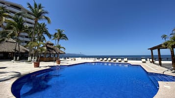 2 piscinas externas, guarda-sóis, espreguiçadeiras